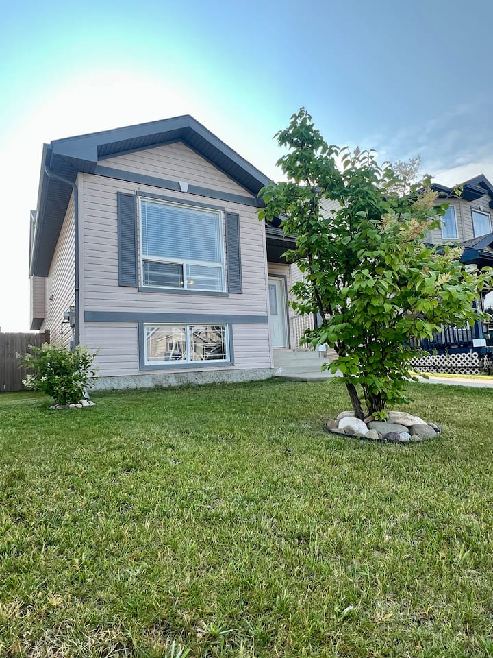 Cozy 3 Bed Home - Fast Wifi - Long Stays Welcome - Grande Prairie