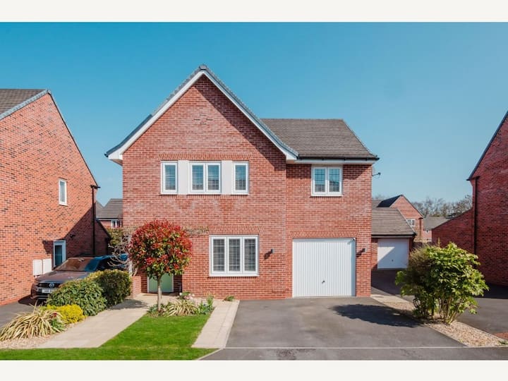 Family Rural Home - Knutsford