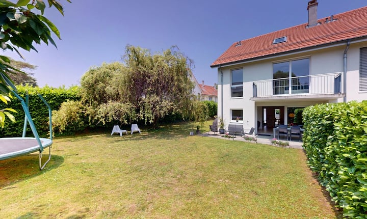 Family Home Near Lake & Train - Nyon