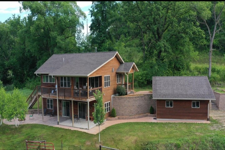 Plum Creek Cabin: Nature Lover’s Retreat - Prairie du Chien, WI