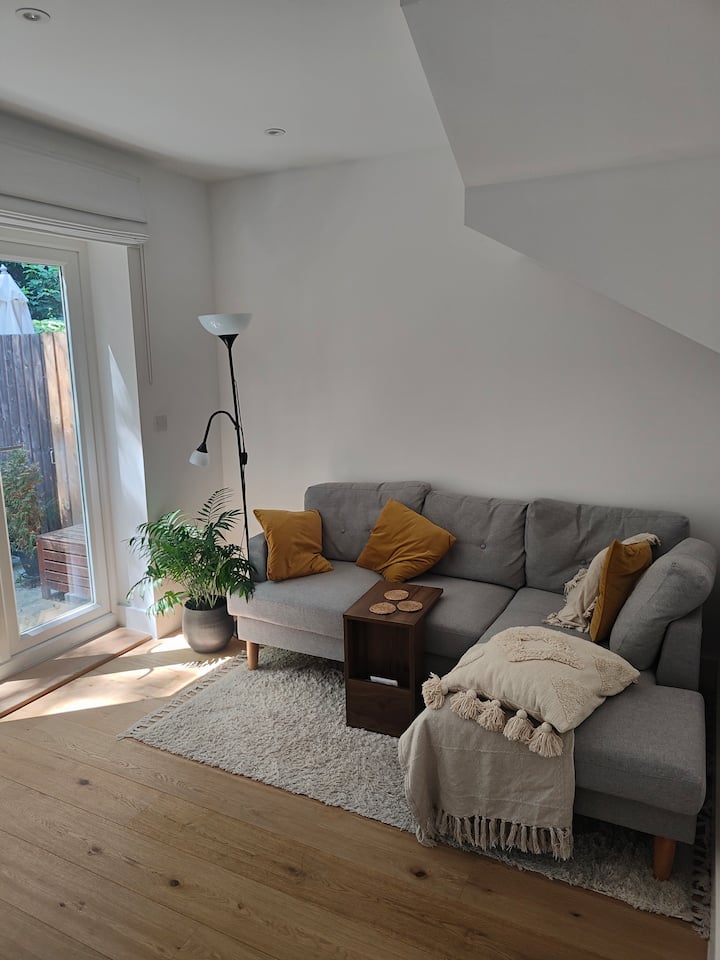 Great Double Room Near Station - Epsom