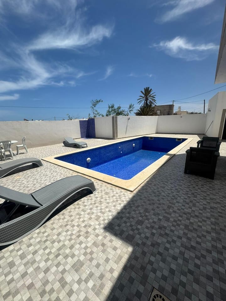 Spacious 4-bed Retreat With Pool Near Beaches - Midoun