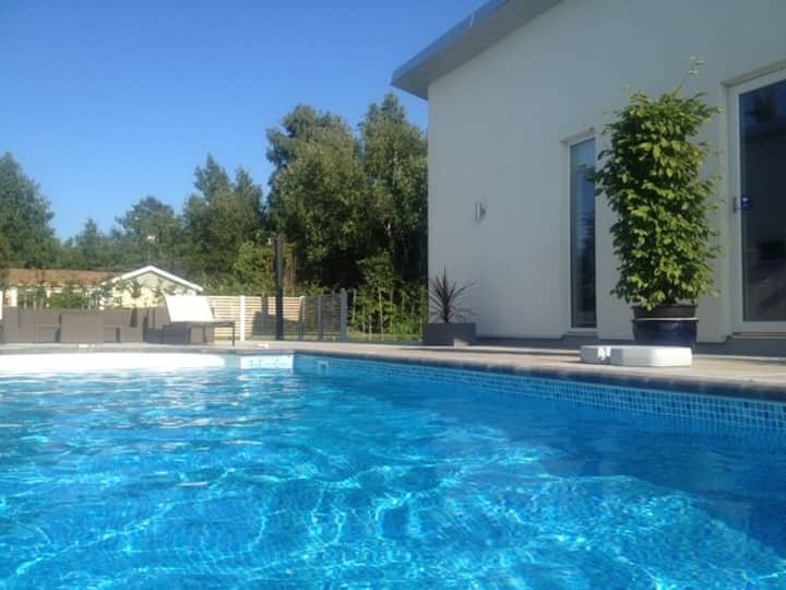 Modern Stuga I Borgholm Med Pool. Nära Badstrand. - Borgholm