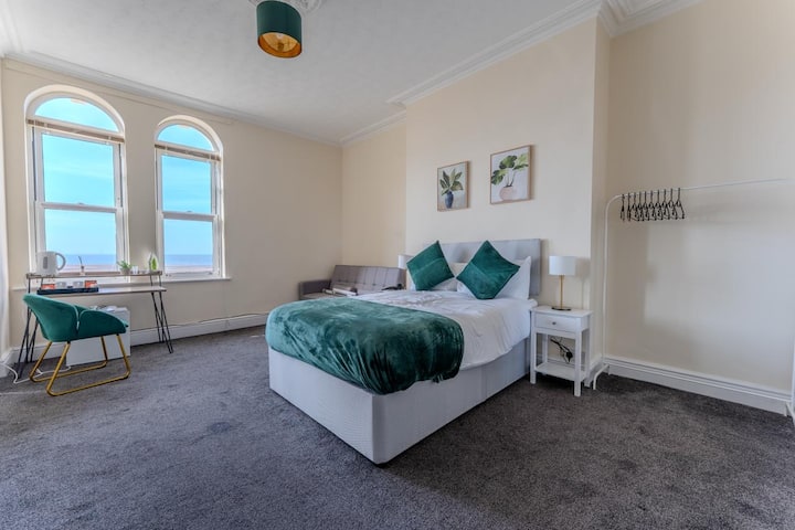 Beach Front | Seaview | Ensuite - Rhyl