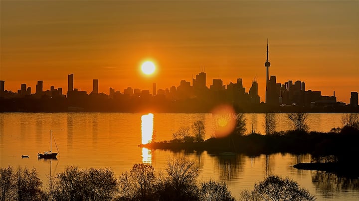 Luxury 3br W/ Cn Tower Views + Parking + Pool - Toronto