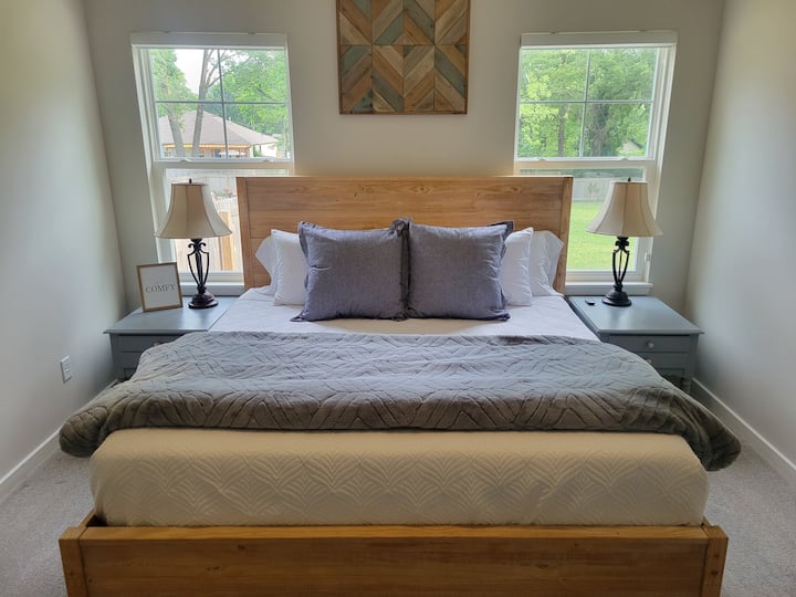 Cozy & Spacious W/ Gameroom - Overland Park, KS