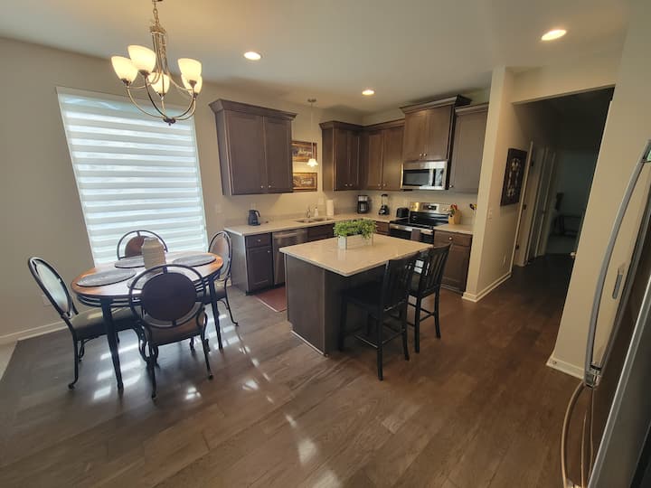 Cozy & Spacious W/ Gameroom - Kansas City, MO