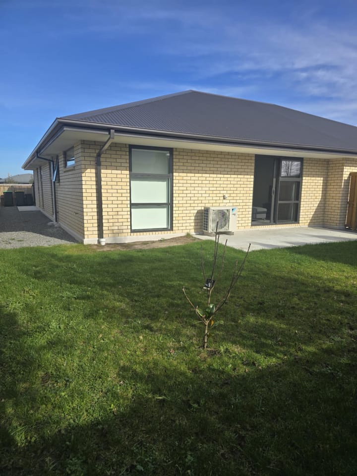 Beautiful 3 Bedroom Family Home Away From Home - Rolleston
