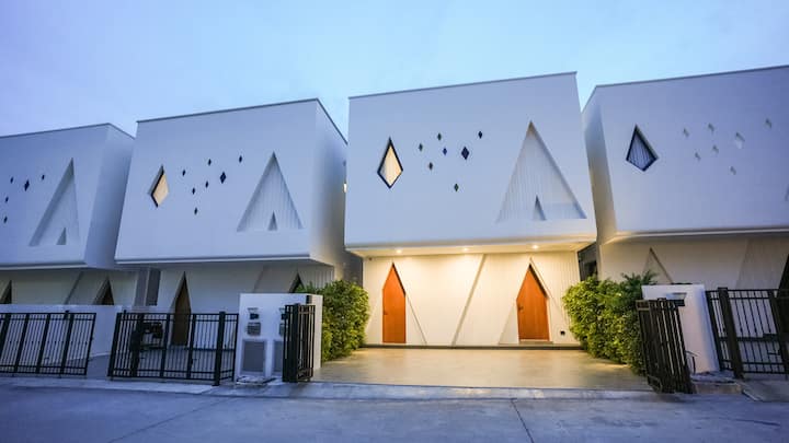 芭提雅市中心，超现代风格，全新五卧泳池别墅 - Jomtien