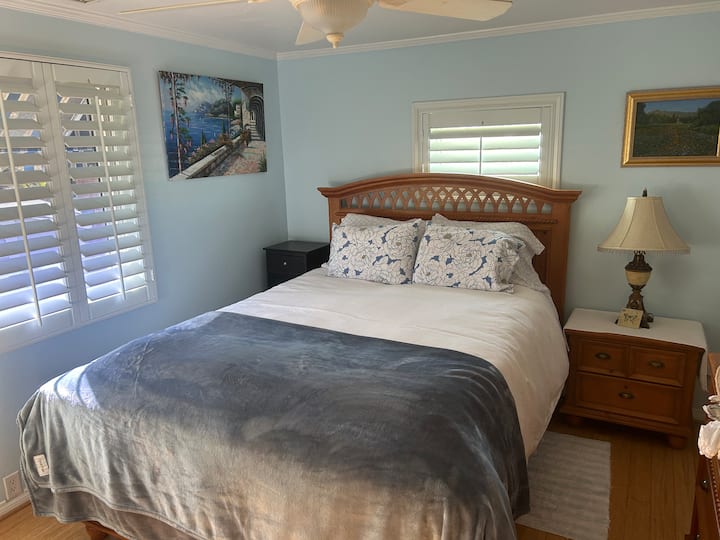 2nd Floor Is All Yours W/ Private Entry & Bathroom - Costa Mesa, CA