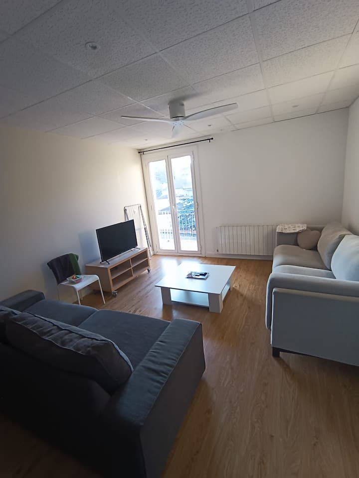 Cozy Apartment In Central Lleida - Aitona