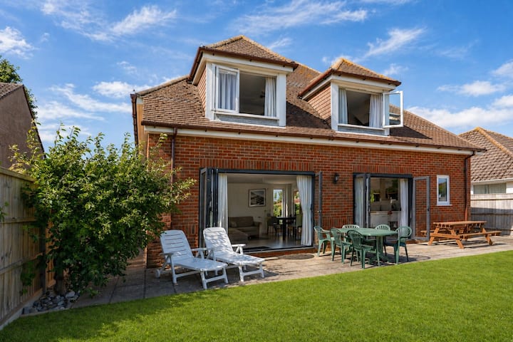 Spacious Coastal Retreat | Large Garden & Parking - Barton on Sea
