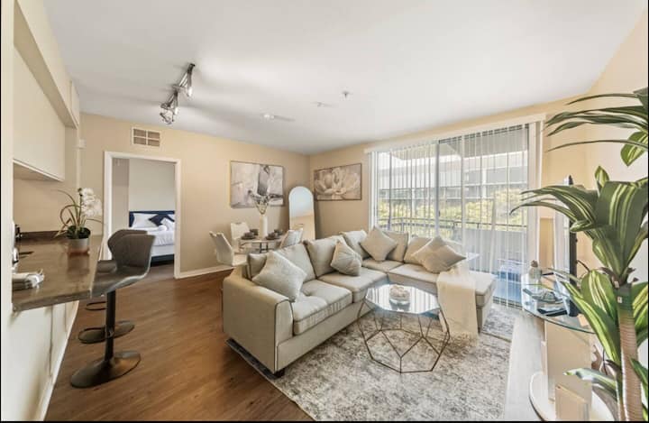 Santa Monica App W/parking Walkable To The Beach - Santa Monica, CA