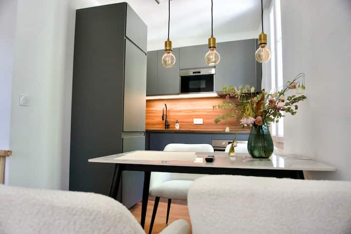 T2 Rénové à 30 M De La Plage - Toulon