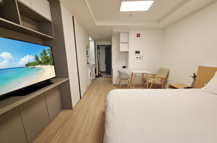 081.[호텔+펜션] [연박할인] 전면바다 파노라마 오션뷰 등대해변 써밋베이 - Sokcho-si