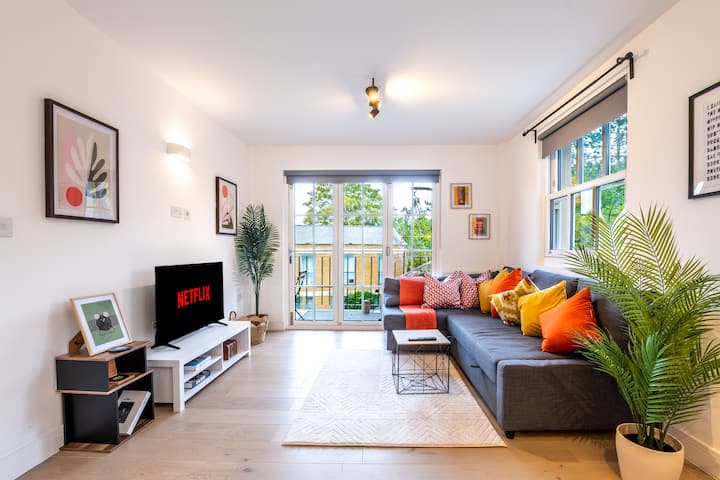Chiswick Chic 2br Apt W/balcony | Facing Station - Kingston upon Thames