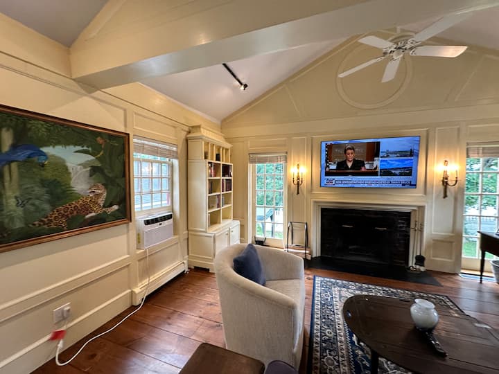 Charming Pied A Terre - Essex, CT