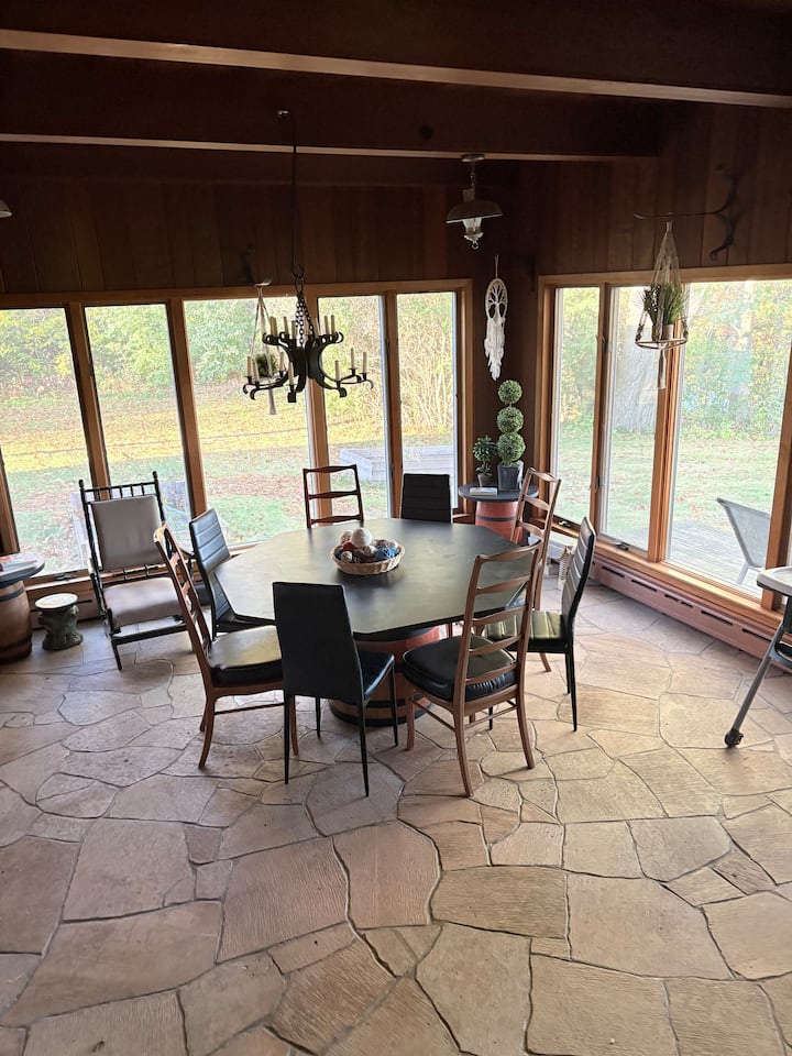 Riverside Retreat In Jim Falls - Rock Fest