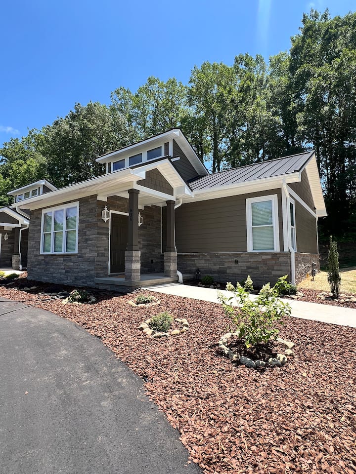 Brand New! 2bd/2.5ba Luxury Duplex, Unit 1 - Hickory