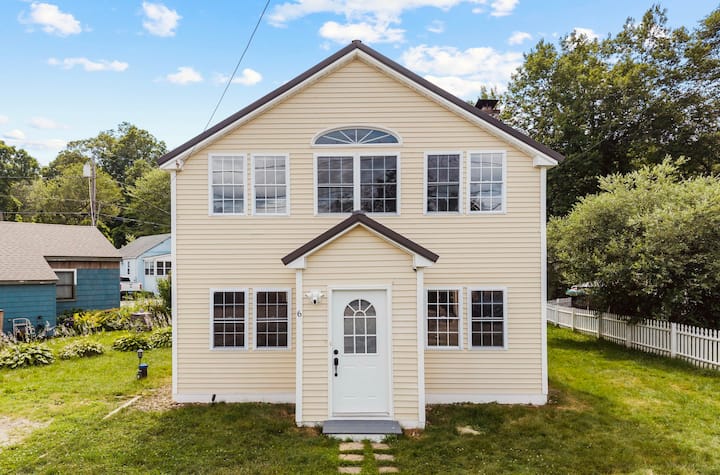 Freshly Updated Home Sleeps 6, Steps From The Lake - Marlborough, CT