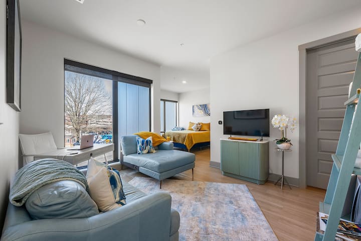 Sophisticated Midtown Apartment W/ Gym And Pool - Atlanta, GA