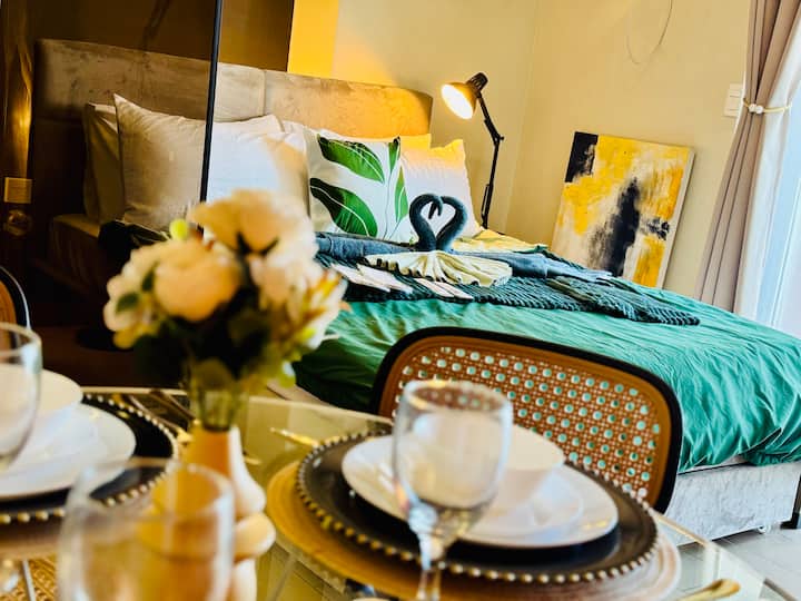 Cozy Unit W/ Balcony Netflix + Venice Mall - Taguig