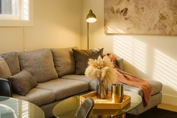 Fully-equipped 2br | Private Entry | Ground Level - Vancouver