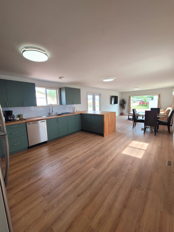 Quiet, Modern & Spacious Home With Yard - サスカチュワン