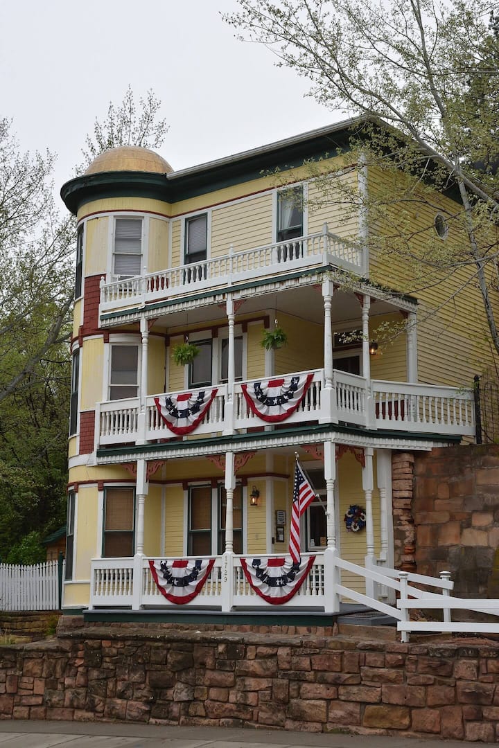 The “Historic” Burdette House 3rd Floor Suite. - Hot Springs, SD