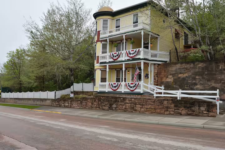 The “Historic” Burdette House 3rd Floor Suite. - Hot Springs, SD