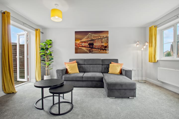 Spacious 3-bed House With Parking And Garden - Aylesbury