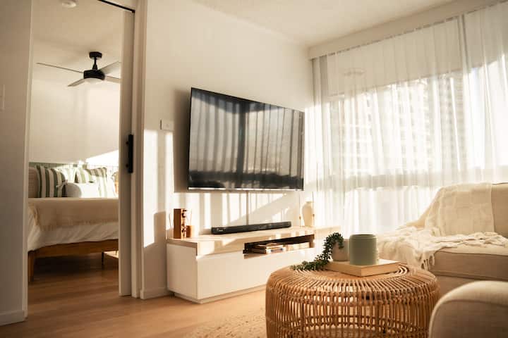 A Sandy Surfers Retreat | Steps From The Beach - Surfers Paradise