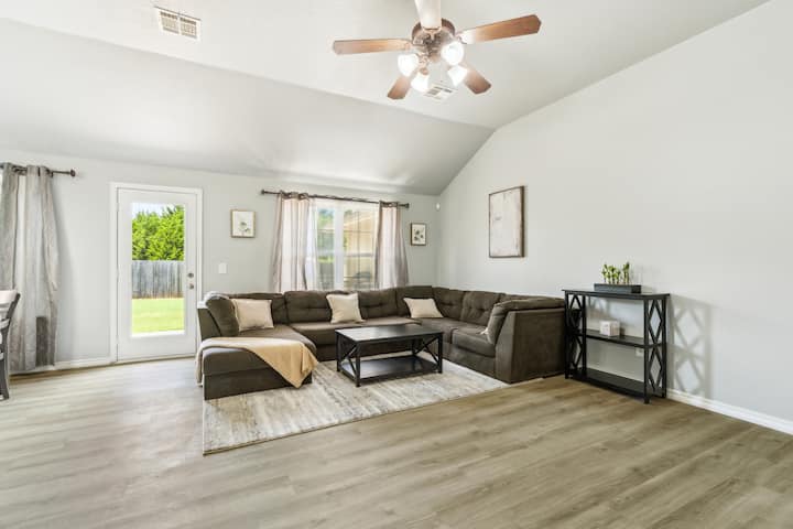 Whispering Pines Getaway - Midwest City, OK