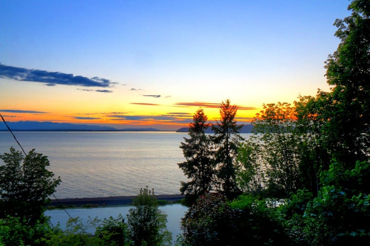 Sweet Lil Casita
Puget Sound Hideaway - Lynnwood, WA