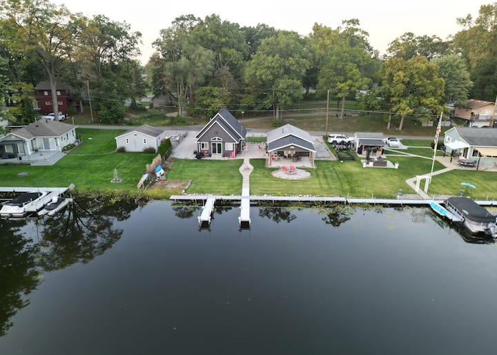 Charming & Modern Wampler's Lake Getaway - Brooklyn, MI