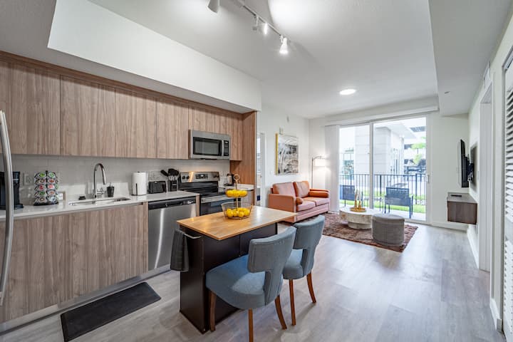 Two-bedroom Stylish North Miami Apartment W/ Pool - North Miami, FL