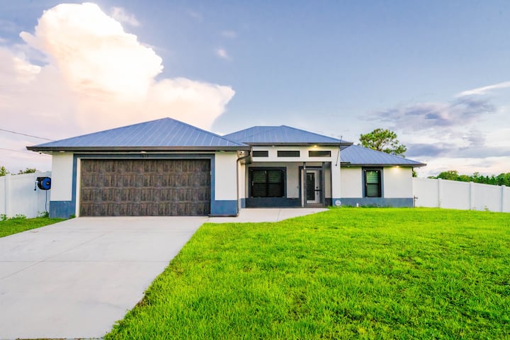 Sunny Hive Getaway - Lehigh Acres, FL