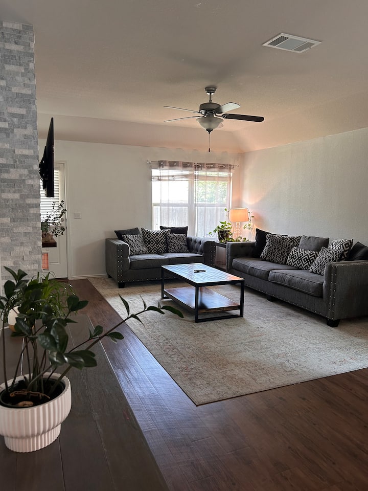 “Bright & Spacious Home • Family-friendly +Parking - Buda, TX