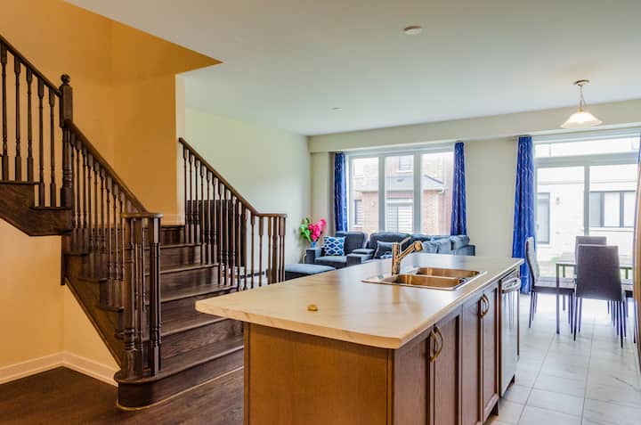 The Simple Sunflower- Your 4br Home Away - Welland