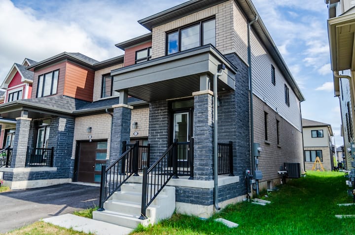 The Simple Sunflower- Your 4 Bedroom Home Away - Welland