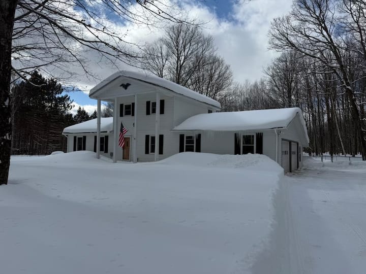 Deer Run Retreat, Orv/snowmobile Trail Access - Munising, MI