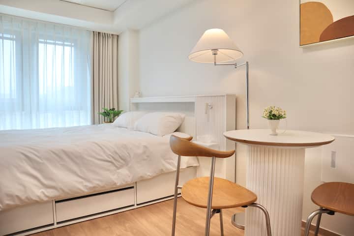 25.보송한 호텔 침구 & 청초호산책 도보 1분, 꿀잠 보장 감성 스테이 - Sokcho-si