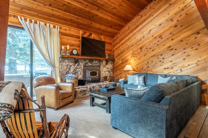 Cozy Cub Cabin | Snowflower 84 | Mountain Retreat - Mammoth Lakes, CA