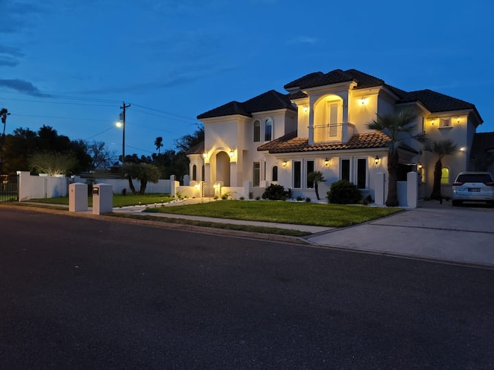 Mcallen Spacious Family Escape W/ Pool - McAllen, TX