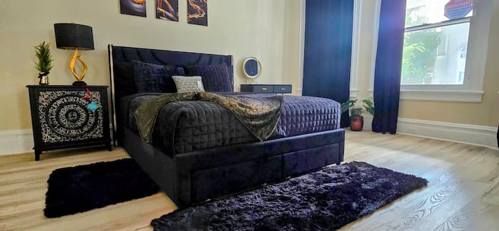 *251*stylish Black & Gold Suite With Private Bath - Dover, DE