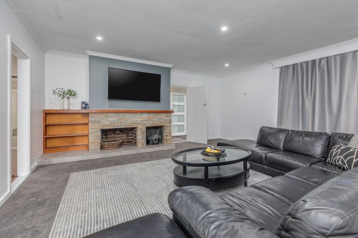 City Views • King Beds • Sleeps 6 • Quiet Street - Perth