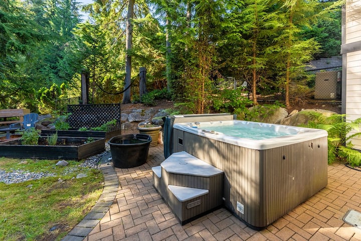 Forest Getaway 2 Bedroom Suite With Hot & Cold Tub - Coquitlam
