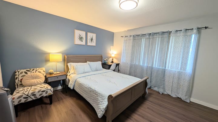 Master Bedroom With Private Bath - Snohomish, WA