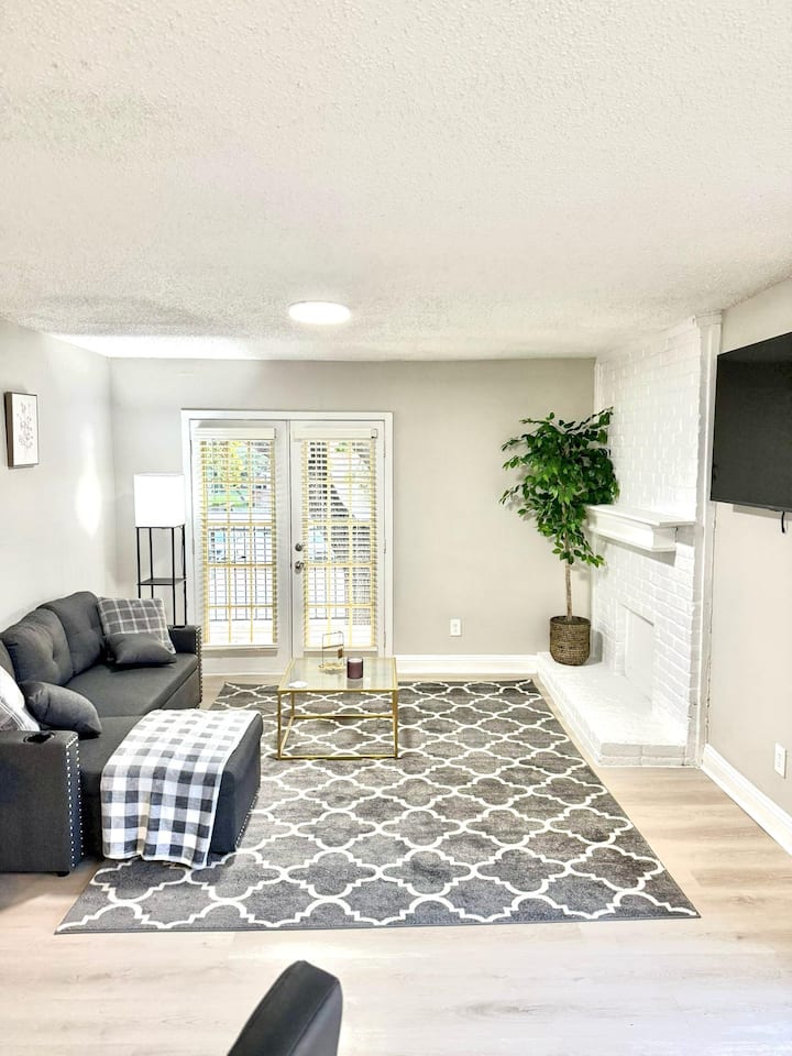 Stay Close: 1br/1ba -Med, Toll, Dining - Farmers Branch, TX
