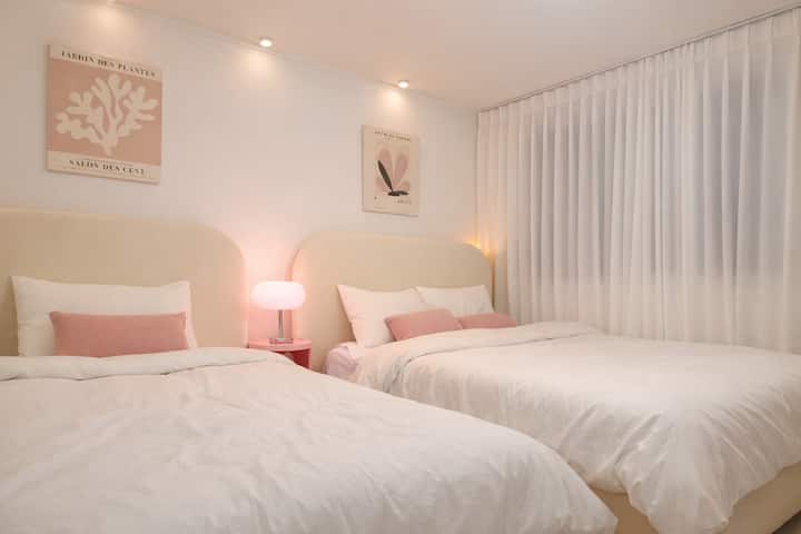 봄감성 핑크숙소 | 건대입구역6분 · 호텔침구 · 침대3 · 조용한 투룸 - Seoul